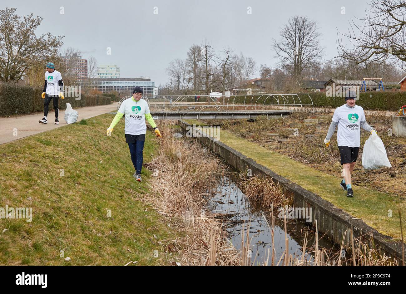 Hamburg, Germany. 05th Mar, 2023. The volunteer ploggers Klas Eggers (l ...