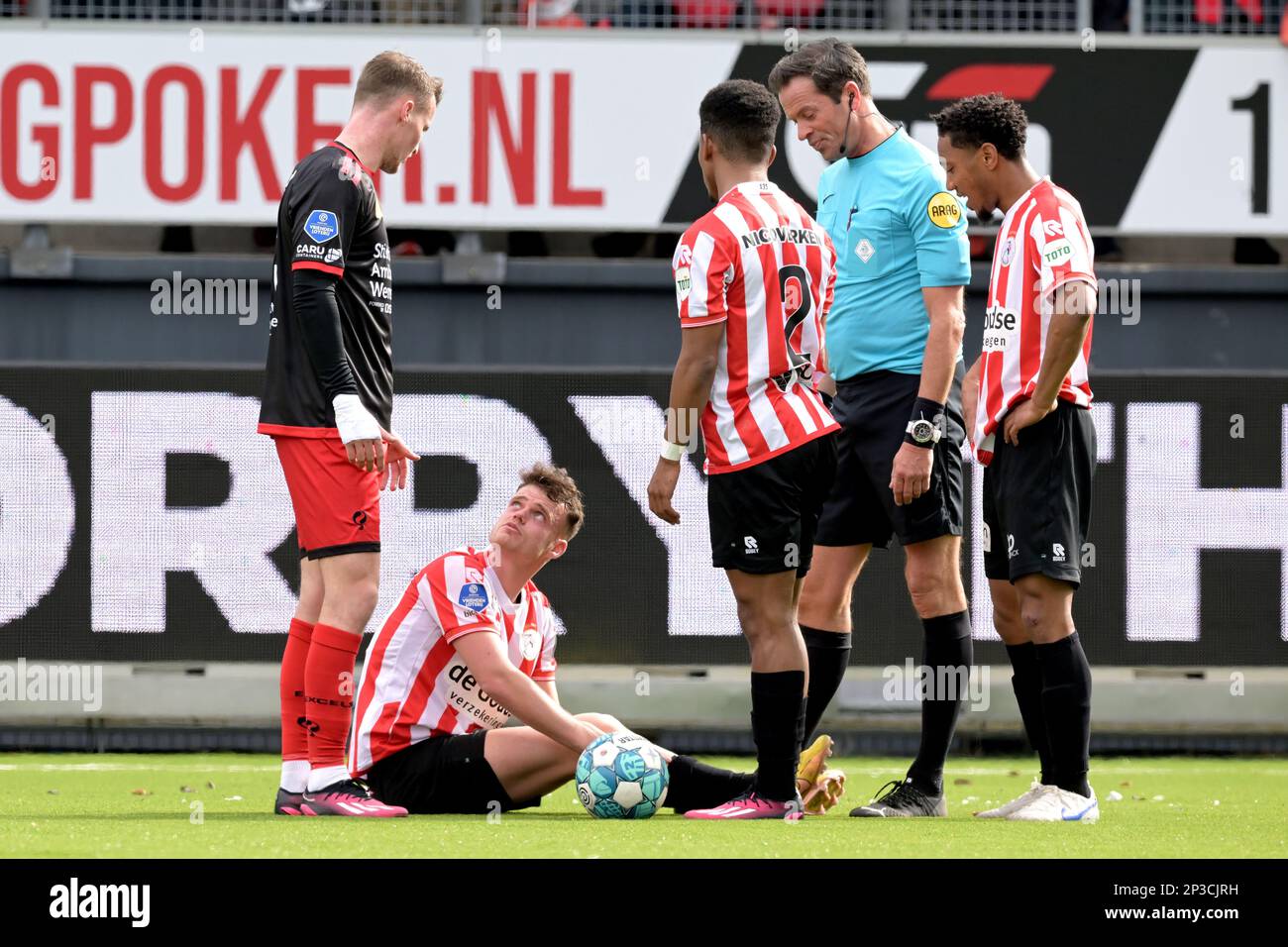 ROTTERDAM - Vito van Crooij of Sparta Rotterdam, referee Bas Nijhuis ...