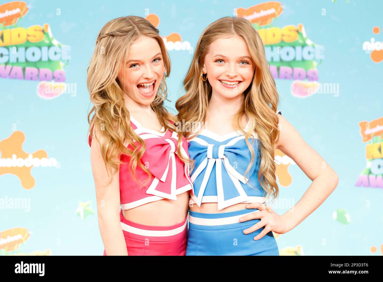 Ella Allan and Mia Allan arrive at Nickeodeon's Kids' Choice Awards ...