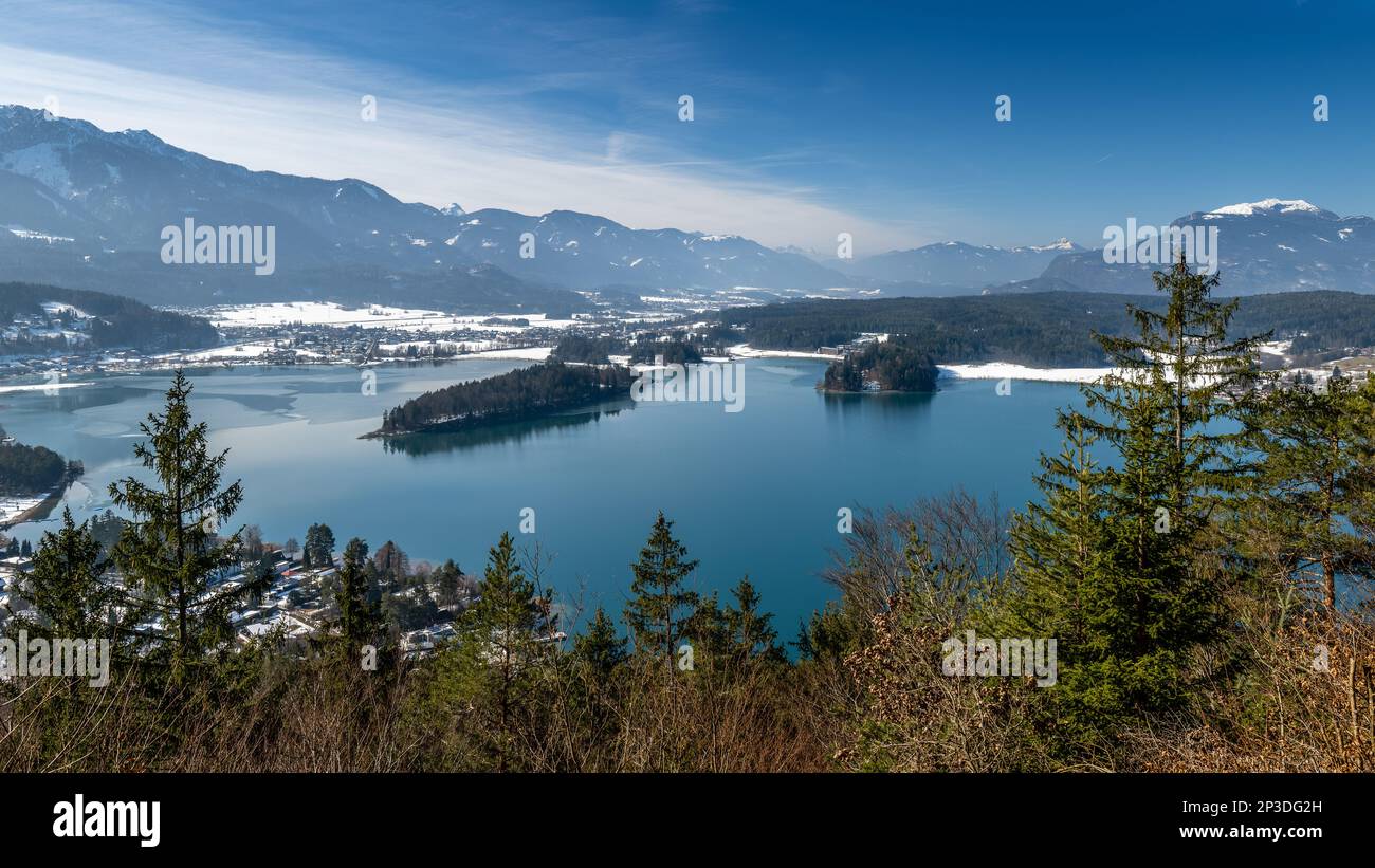 The famous turquoise waters of the tranquil Lake Faaker See, surrounded ...