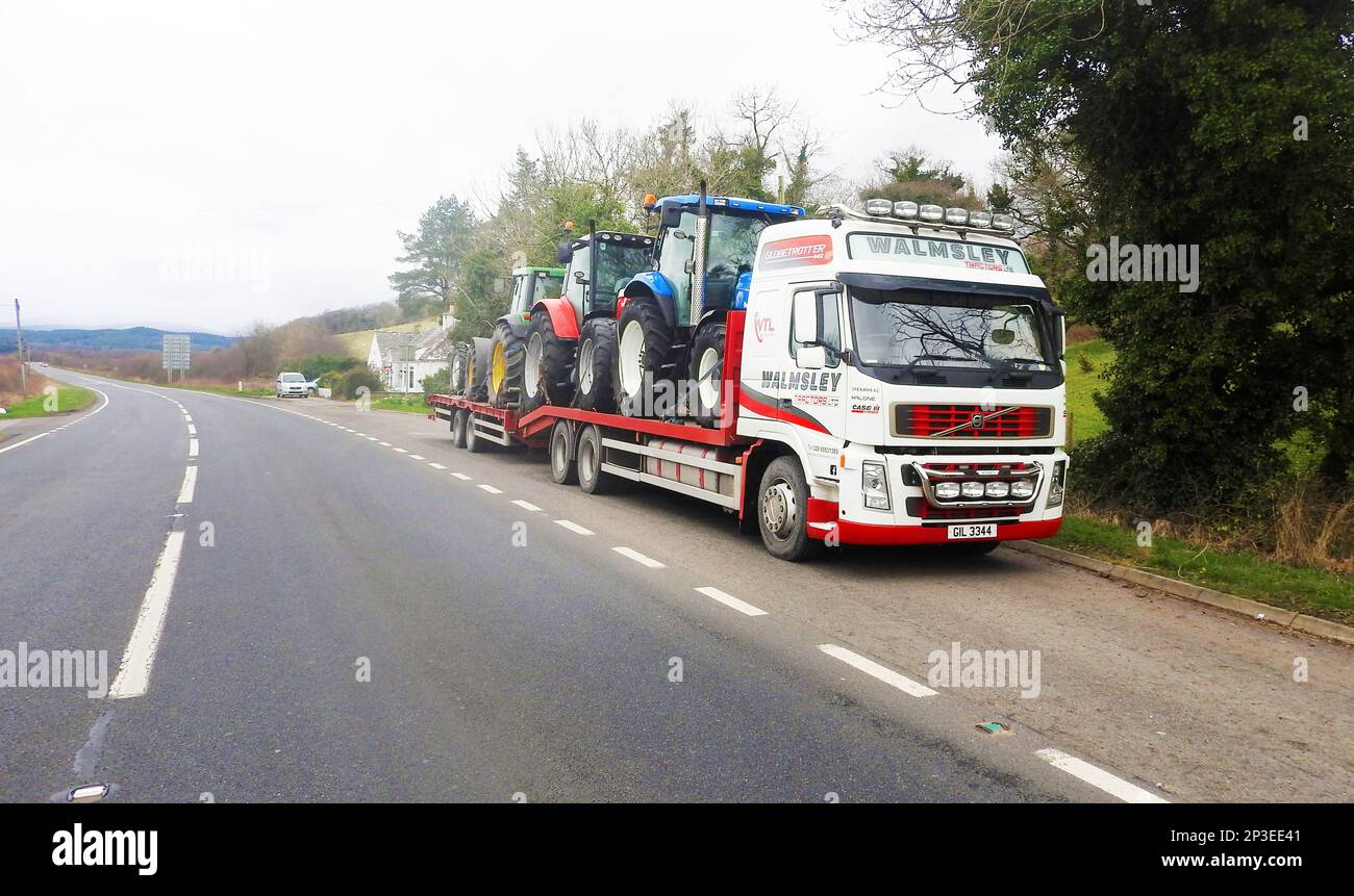 A fully loaded Walmsley Tractors, olvo Globe Trotter low loader with ...