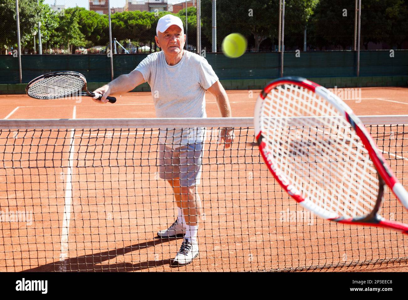 People playing lawn tennis hi-res stock photography and images - Alamy
