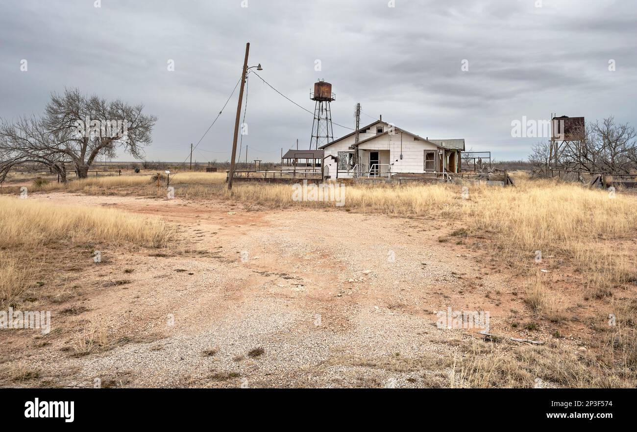 Driveway abandoned house hi-res stock photography and images - Alamy