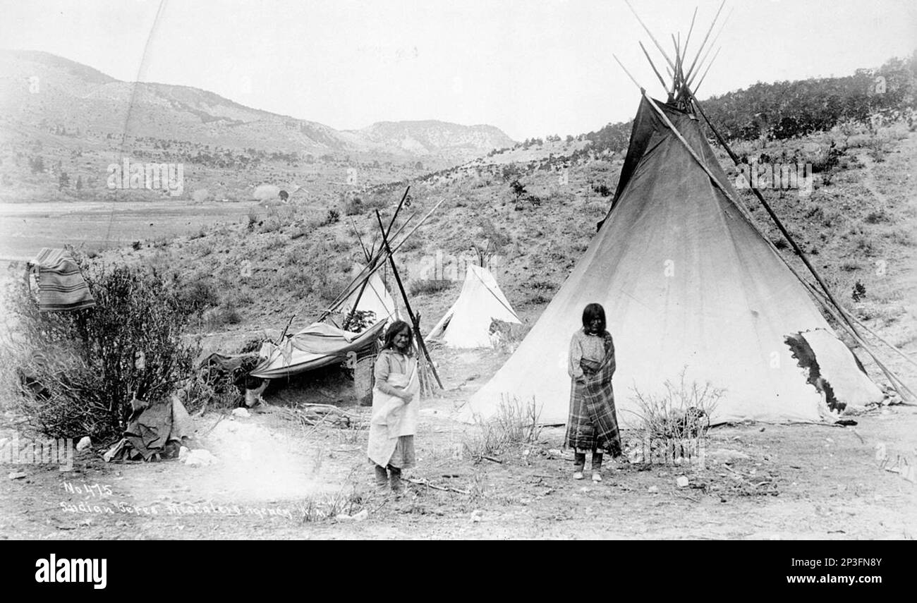 Two Native American Mescalero Apache women Stock Photo - Alamy