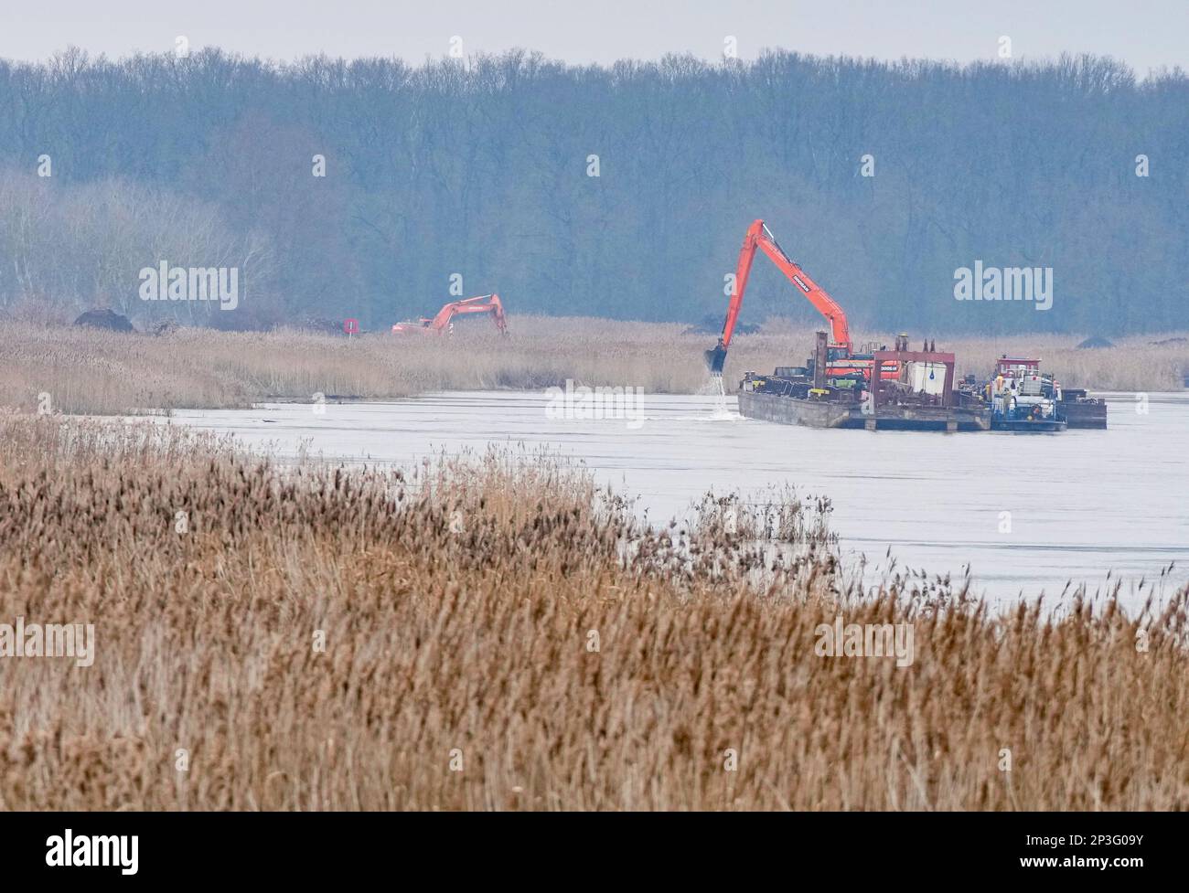 18 January 2023, Brandenburg, Frankfurt (Oder): A dredger floating on a ...