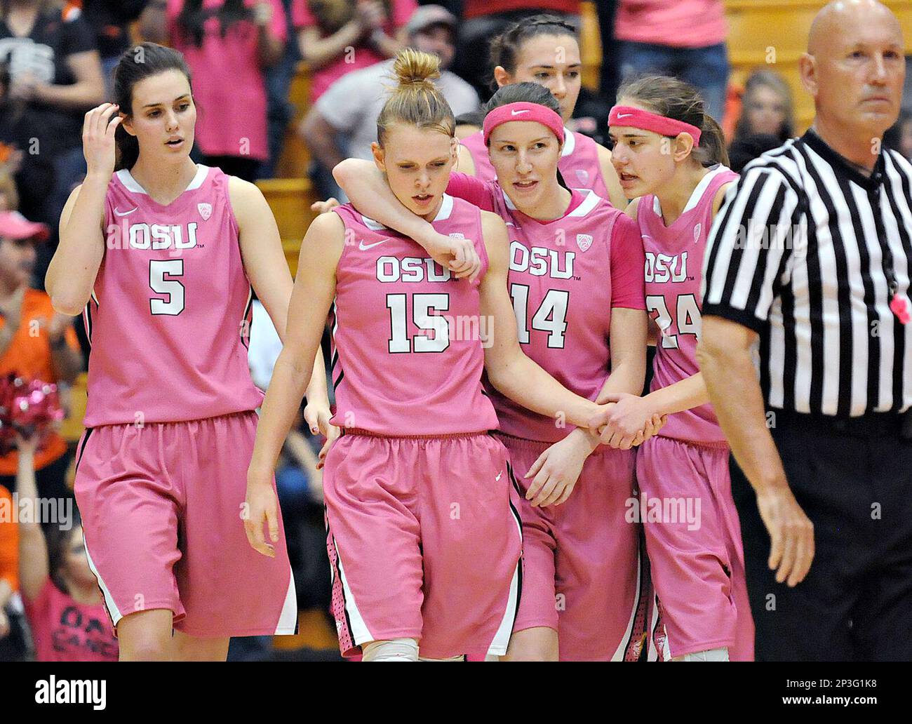 Oregon State's Ali Gibson (14) and Sydney Wiese (24) talk to Jamie ...