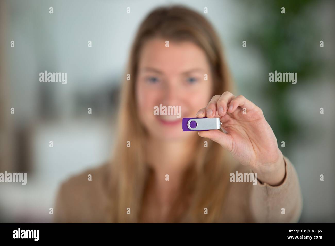 Girl and flash memory hi-res stock photography and images - Alamy