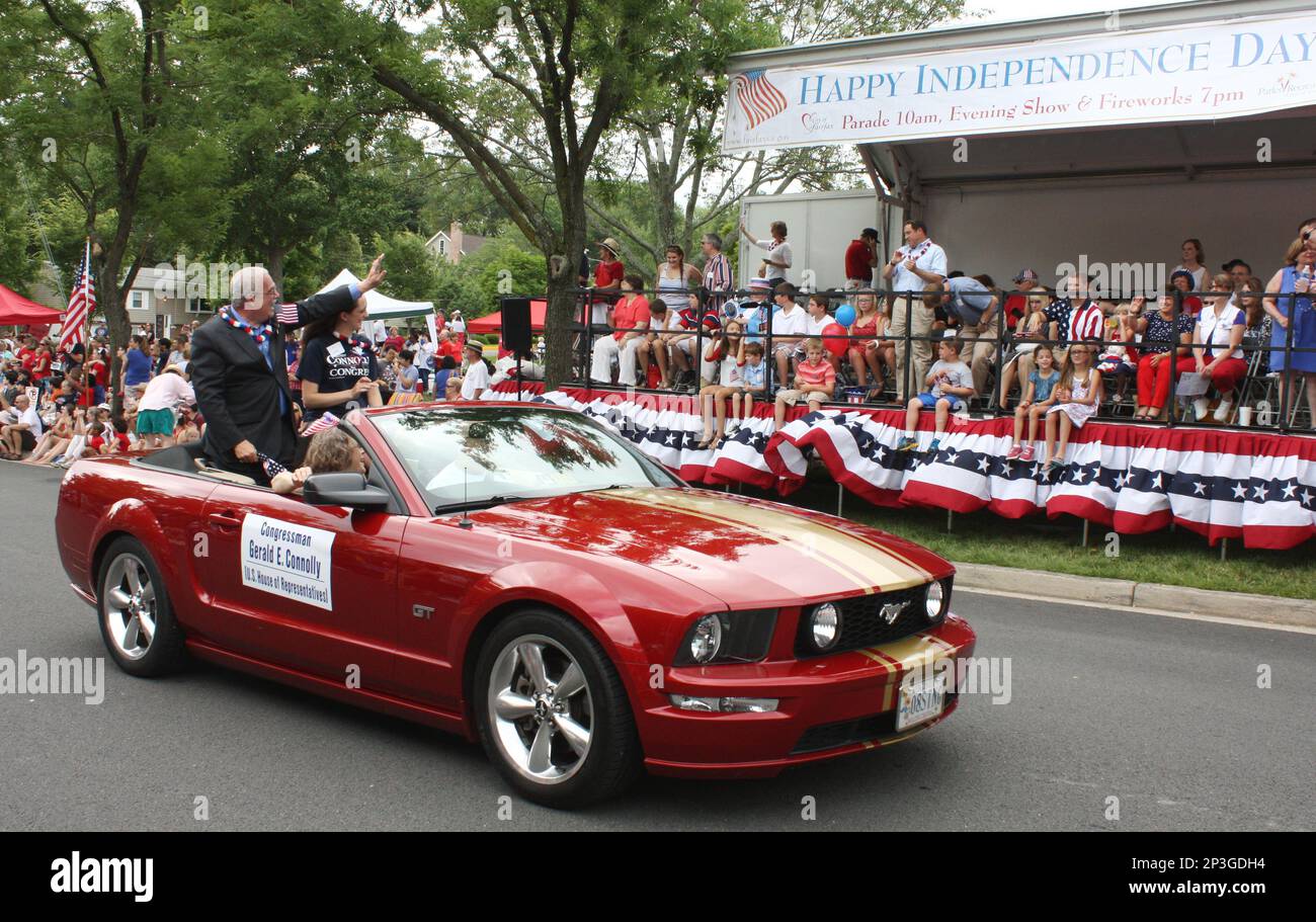 UNITED STATES - July 4: Rep. Gerry Connolly, D-VA., his wife "Smitty ...