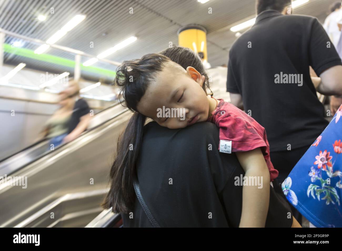 Mother with kid in Shanghai subway Stock Photo - Alamy