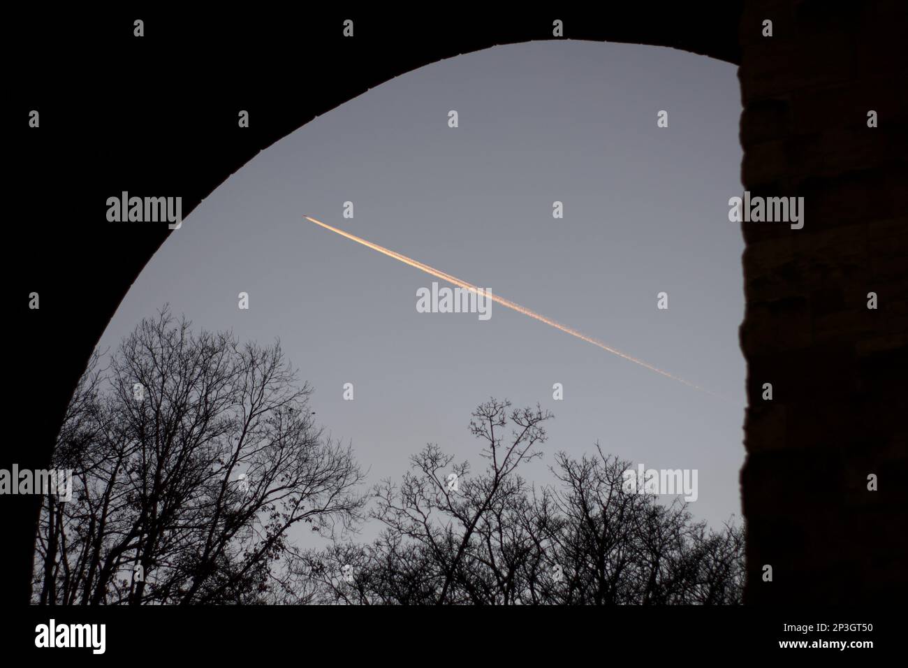 Night sky contrails hi-res stock photography and images - Alamy
