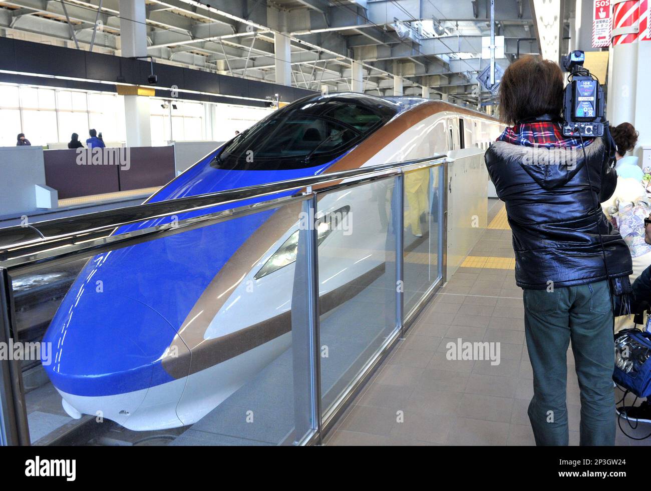 New W7-series cars for the Hokuriku Shinkansen line arrive at JR ...