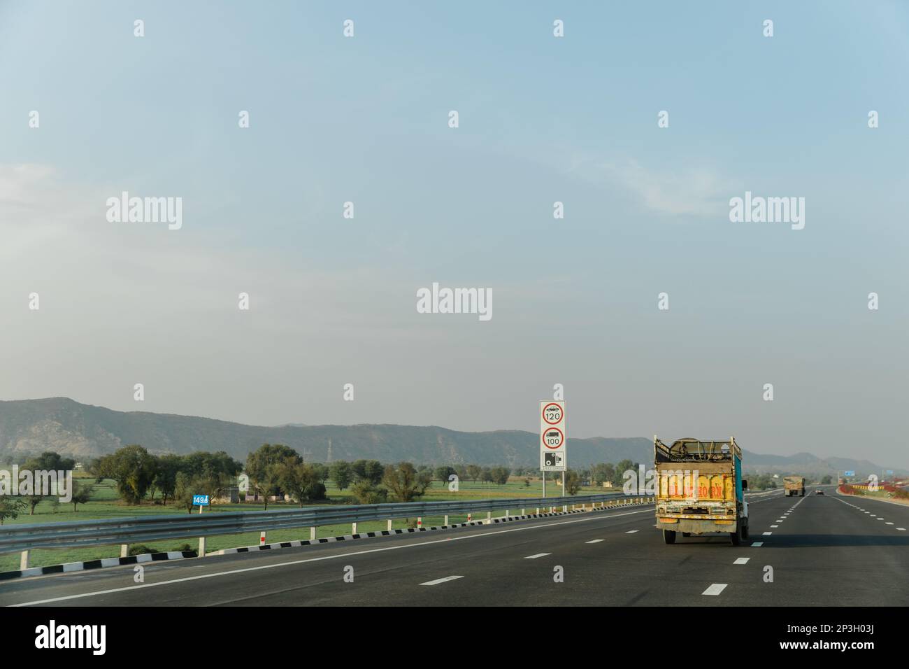 Commuters passing through auto hi-res stock photography and images - Alamy