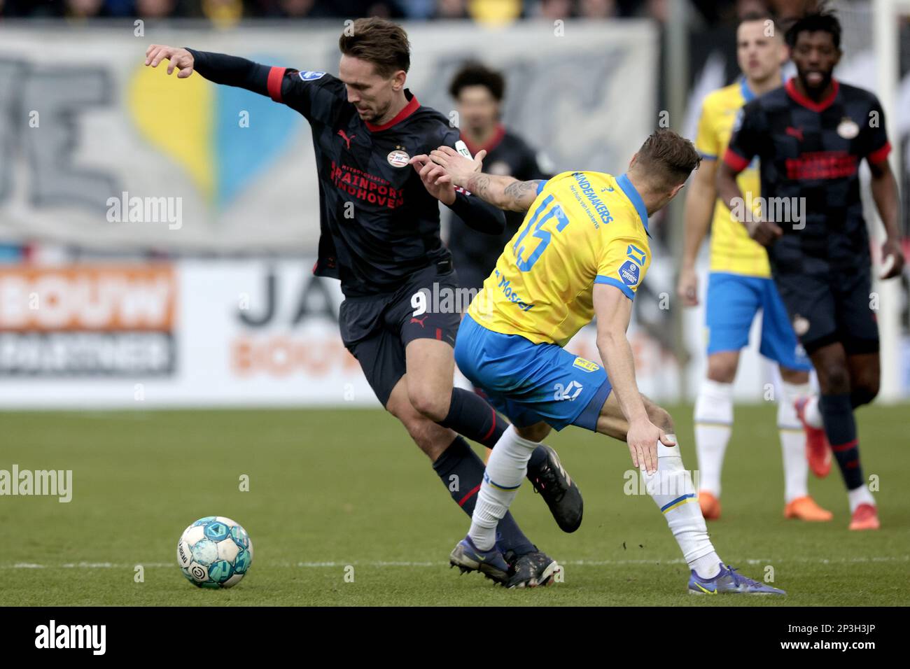 WAALWIJK - (lr) Luuk de Jong of PSV Eindhoven, Lars Nieuwpoort of RKC ...