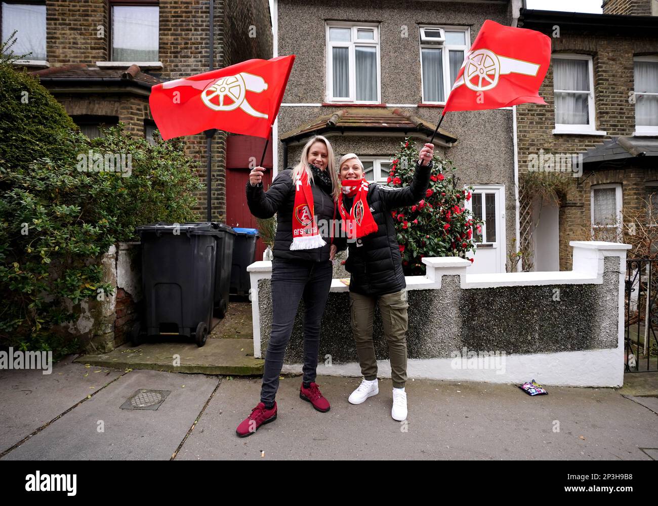 Arsenal fans arrive ahead hi-res stock photography and images - Alamy