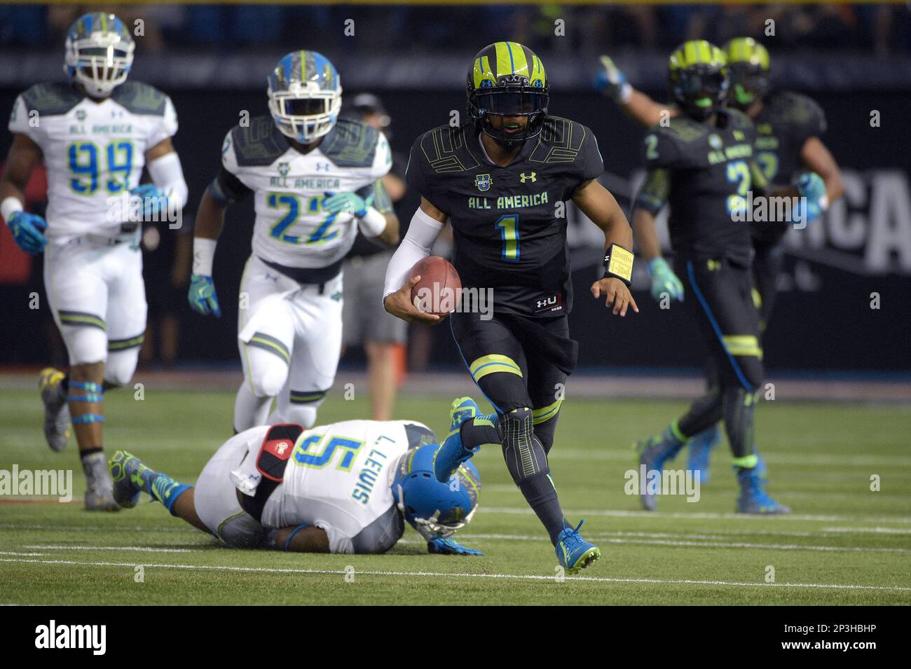 Team Armour quarterback Kyler Murray (1), of Allen, Texas, scrambles ...