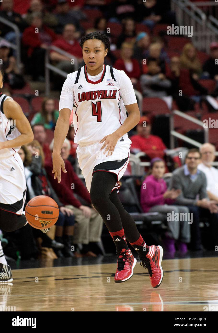 Louisville Cardinals forward Mariya Moore (4) drives the ball during ...