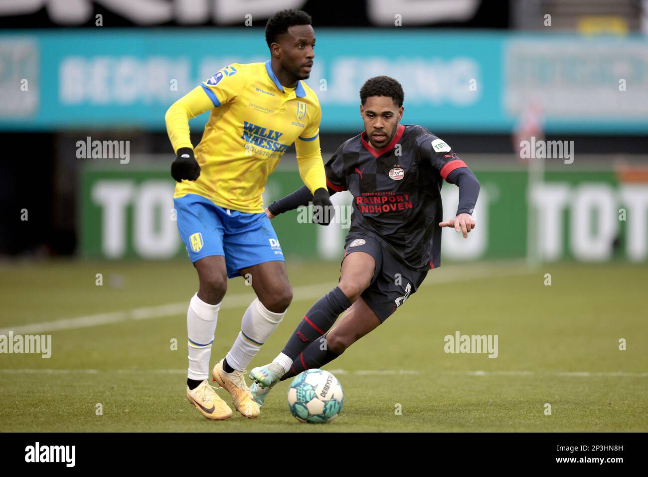 WAALWIJK - (lr) Florian Jozefzoon of RKC Waalwijk, Philipp Mwene of PSV ...