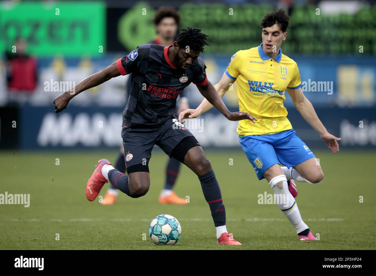 WAALWIJK - (lr) Ibrahim Sangare of PSV Eindhoven, Julen Lobete of RKC ...