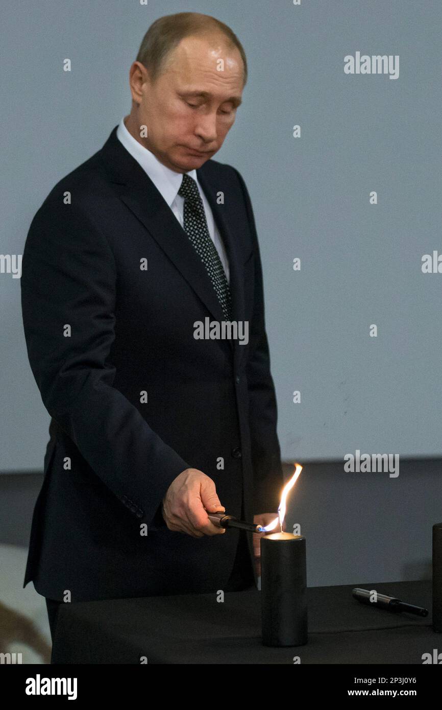 Russian President Vladimir Putin lights a candle at Moscow's Jewish ...