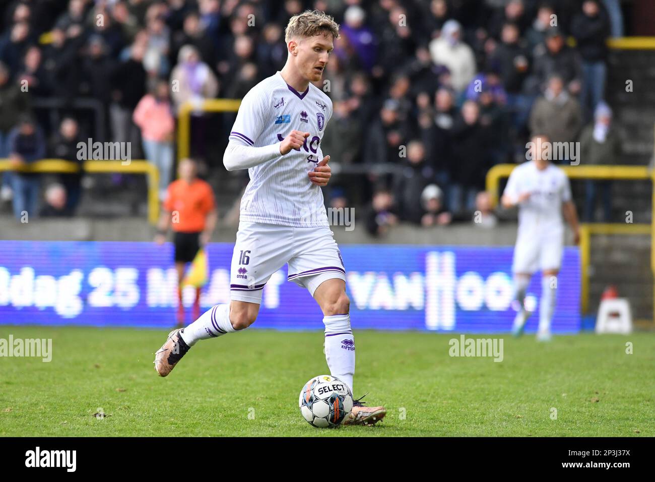 Beerschot's Leo Seydoux pictured in action during a soccer match ...