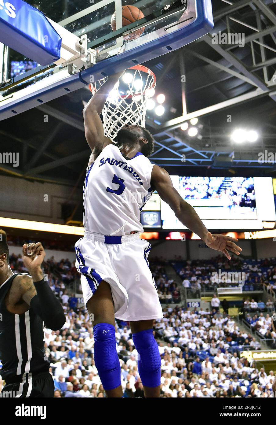 January 23, 2015: Saint Louis guard Davell Roby (5) gets an easy lay in ...