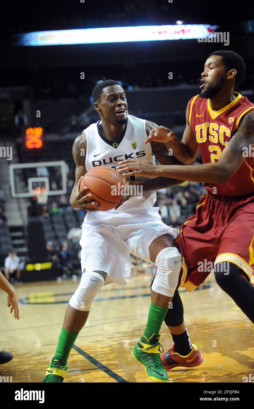 January 22, 2015: Oregon forward Elgin Cook struggles for the ball with ...