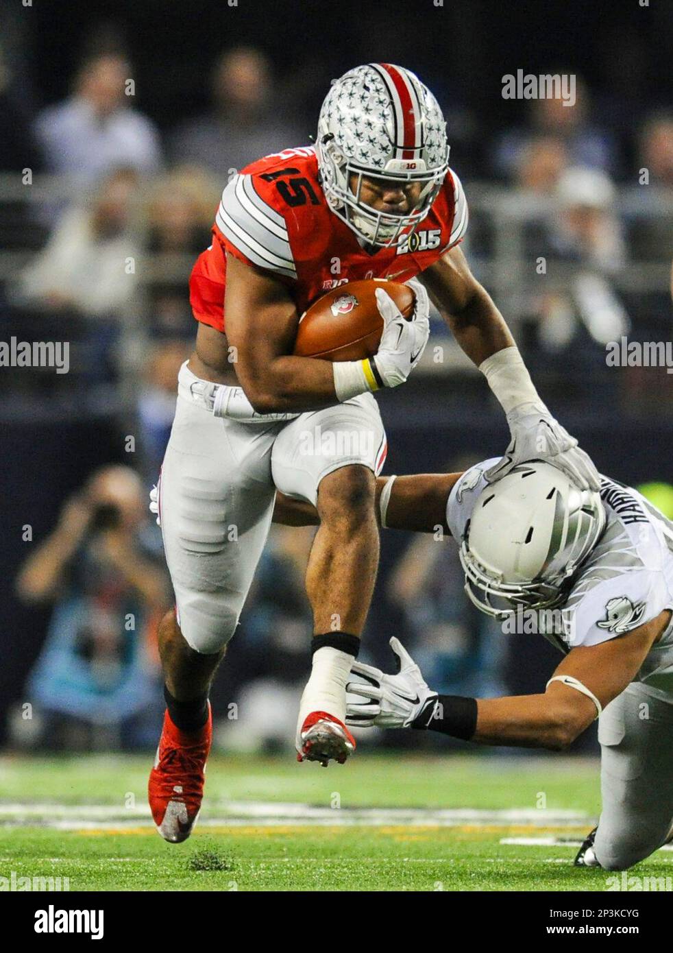 Ohio State running back Ezekiel Elliott (15) eludes the tackle of ...