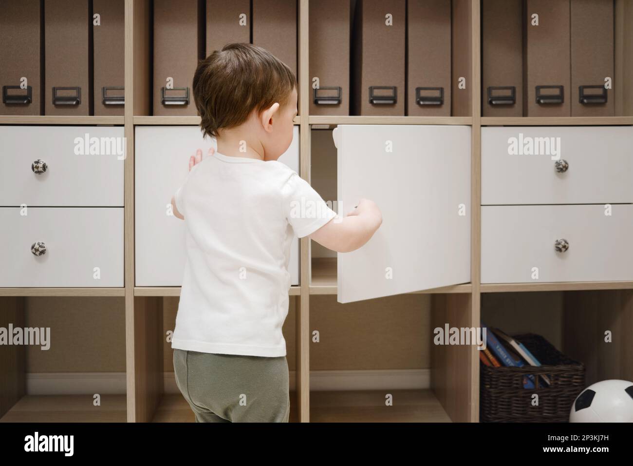 Opens shelf hi-res stock photography and images - Alamy