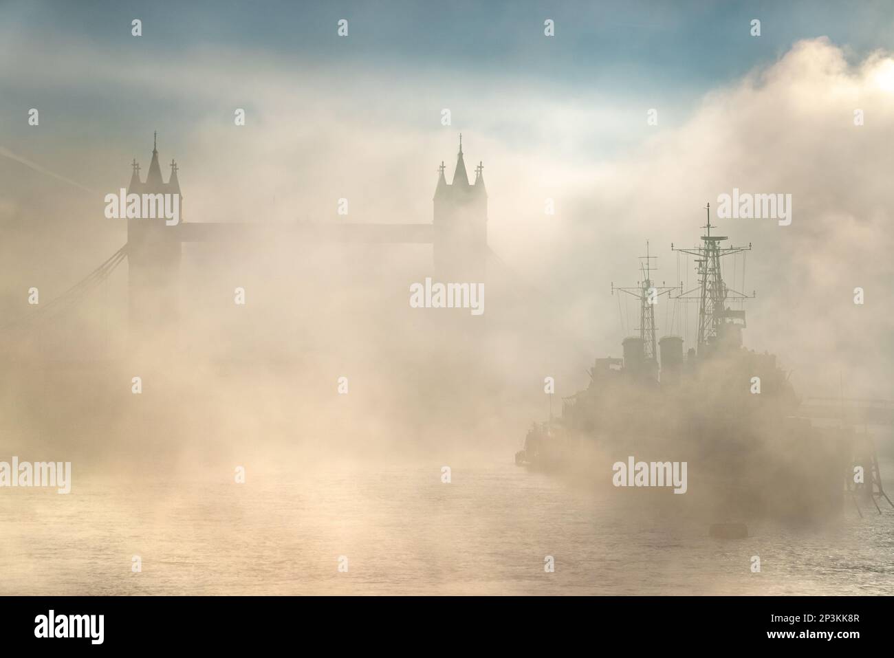UK Weather: Dramatic early morning sun and mist over Tower Bridge and ...