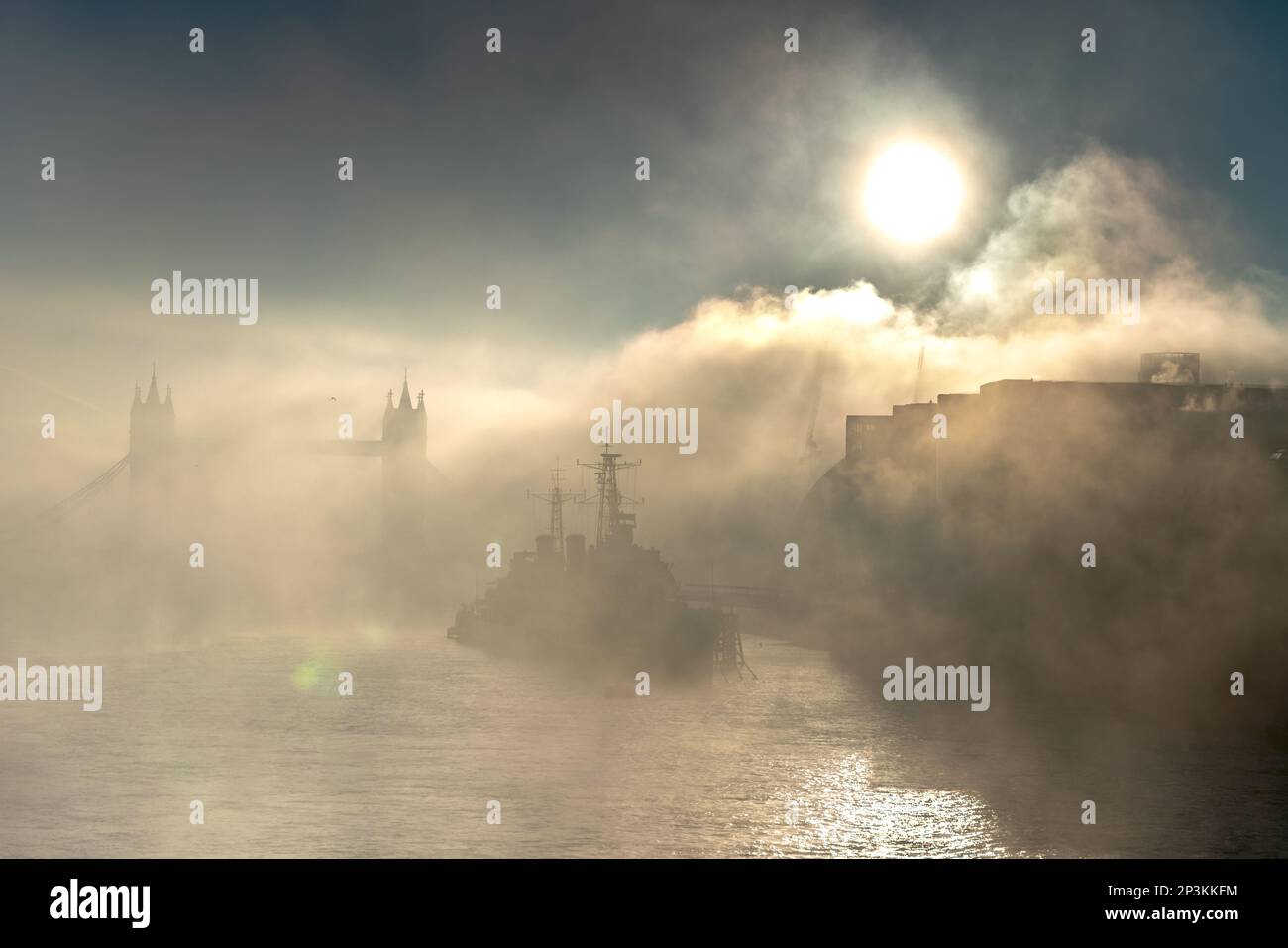 UK Weather: Dramatic early morning sun and mist over Tower Bridge and ...
