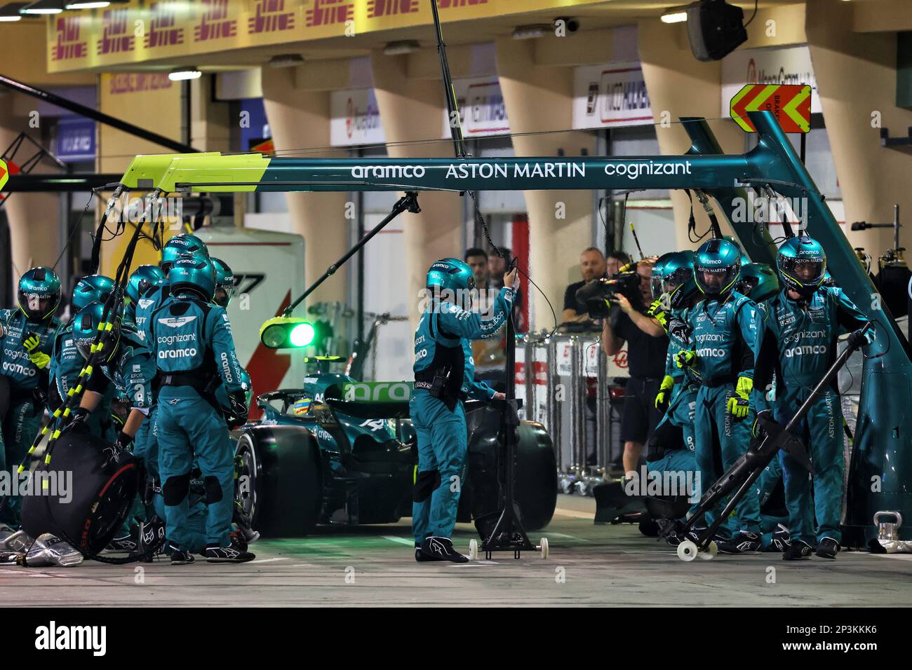 Fernando Alonso (ESP) Aston Martin F1 Team AMR23 makes a pit stop. 05. ...