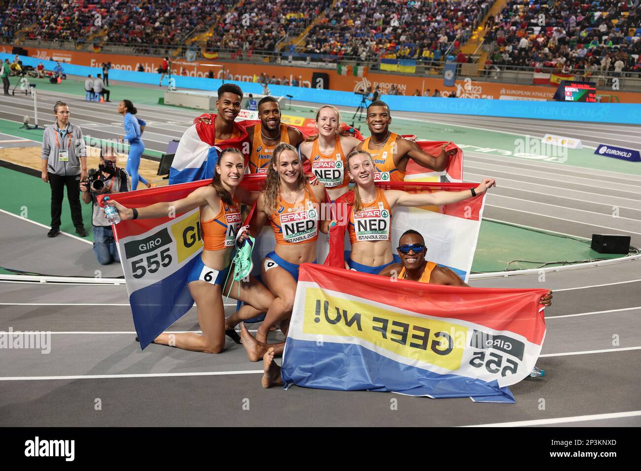 The Netherlands athletes pose after the 4 X 400 meters Relay races at ...