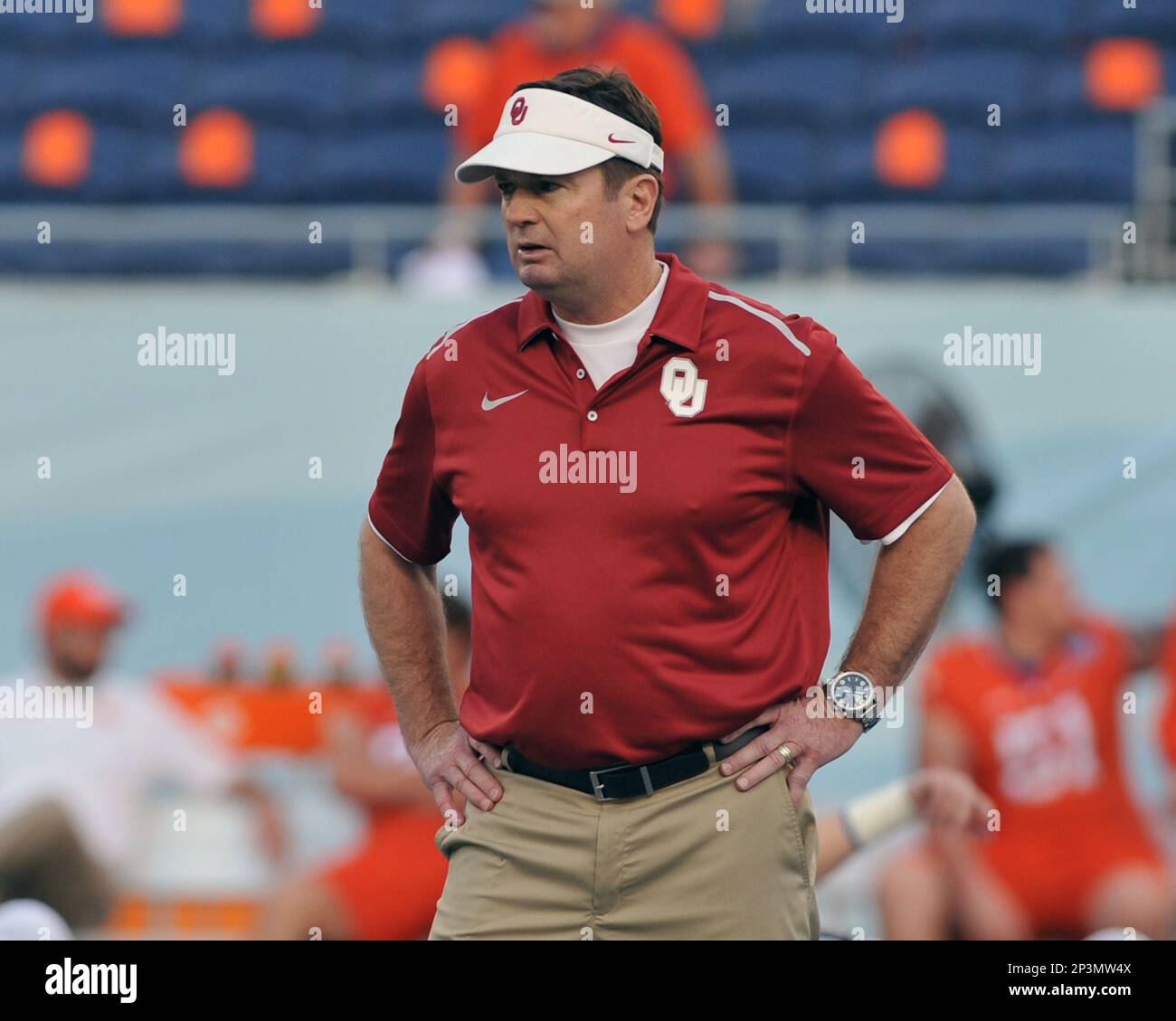 Coach Bob Stoops of the Oklahoma Sooners watches warmups before play ...