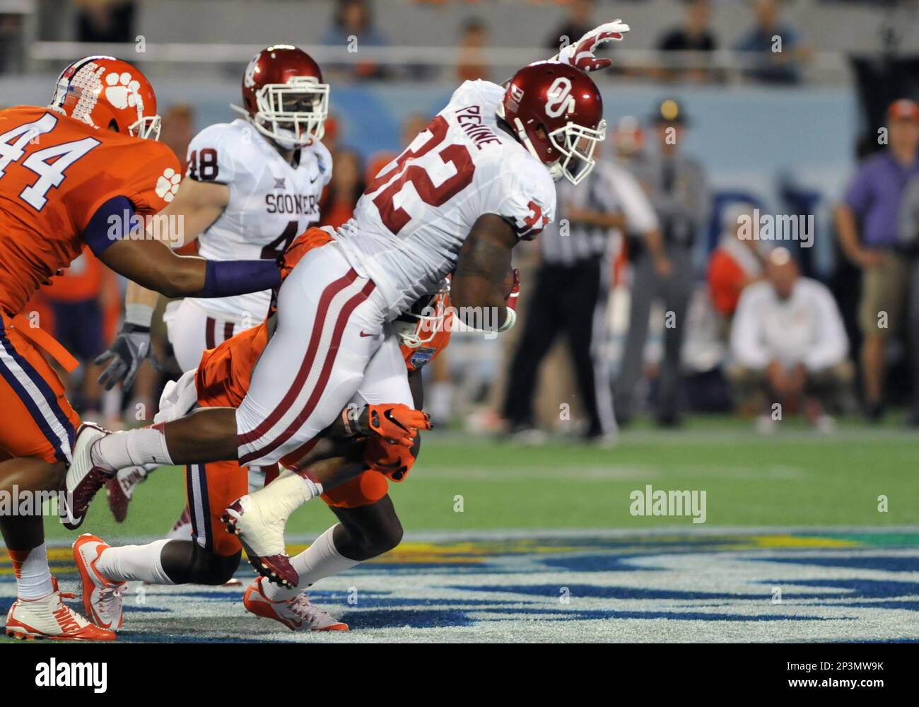 Running back Samaje Perine (32) of the Oklahoma Sooners rushes upfield against the Clemson ...