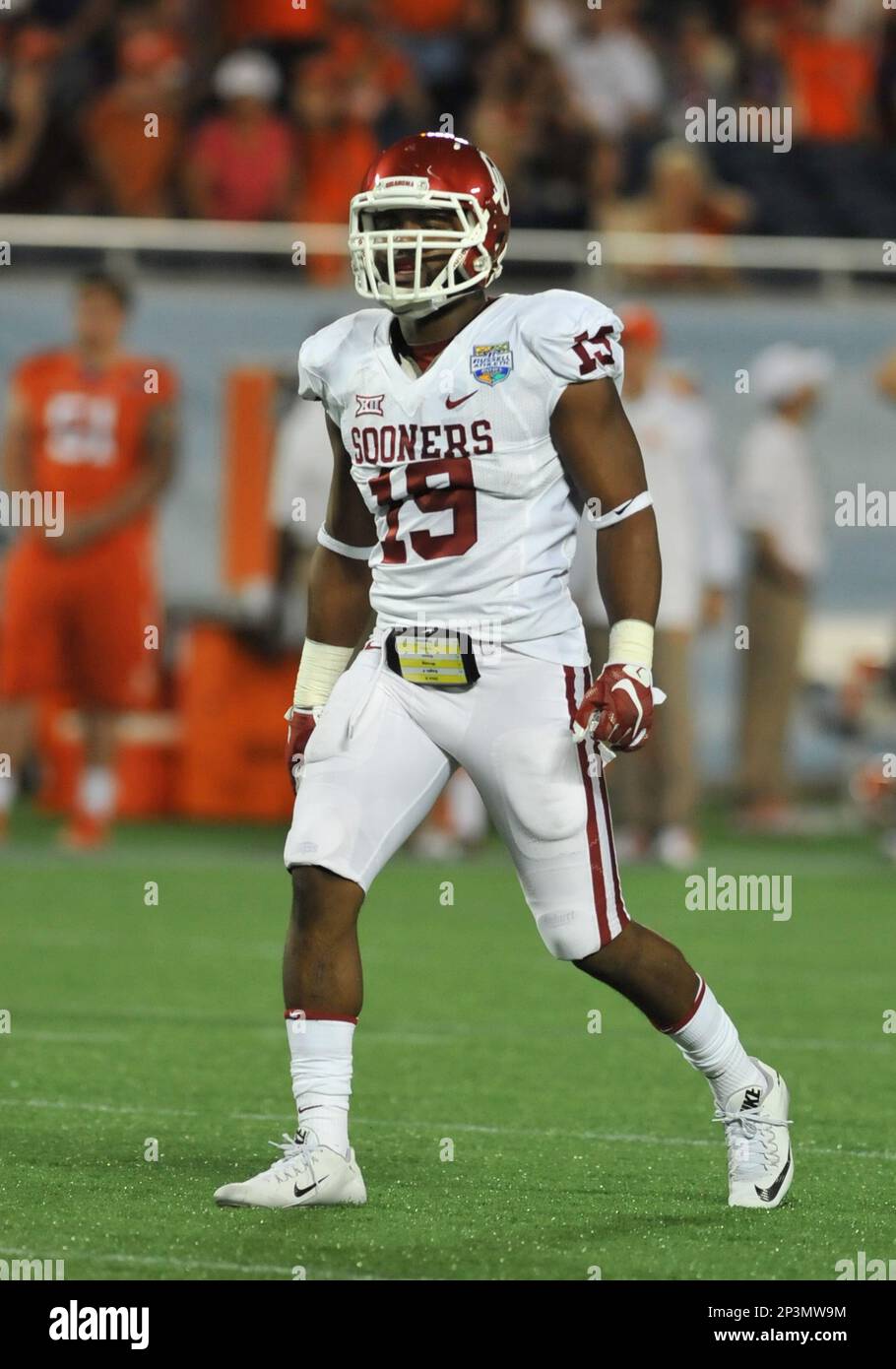 Linebacker Eric Striker (19) of the Oklahoma Sooners sets for play ...