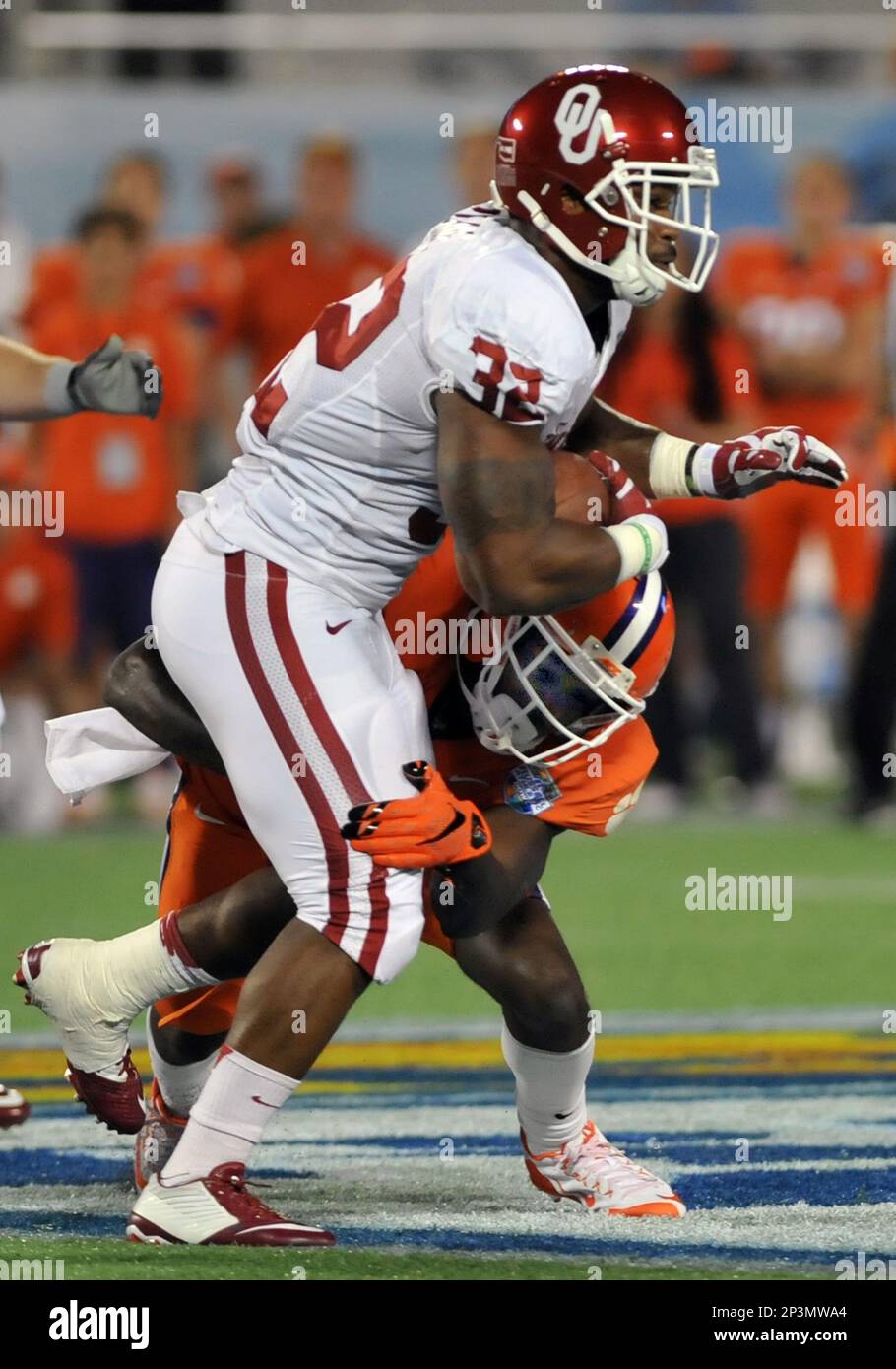 Running back Samaje Perine (32) of the Oklahoma Sooners rushes upfield against the Clemson ...