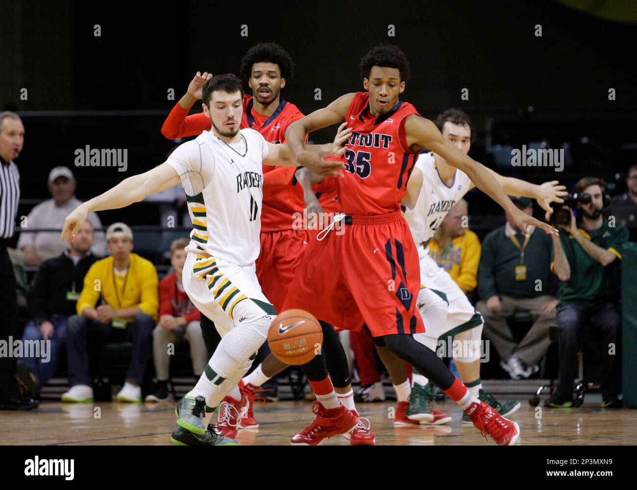 January 2, 2015: Wright State Raiders forward JT Yoho (11) and Detroit ...