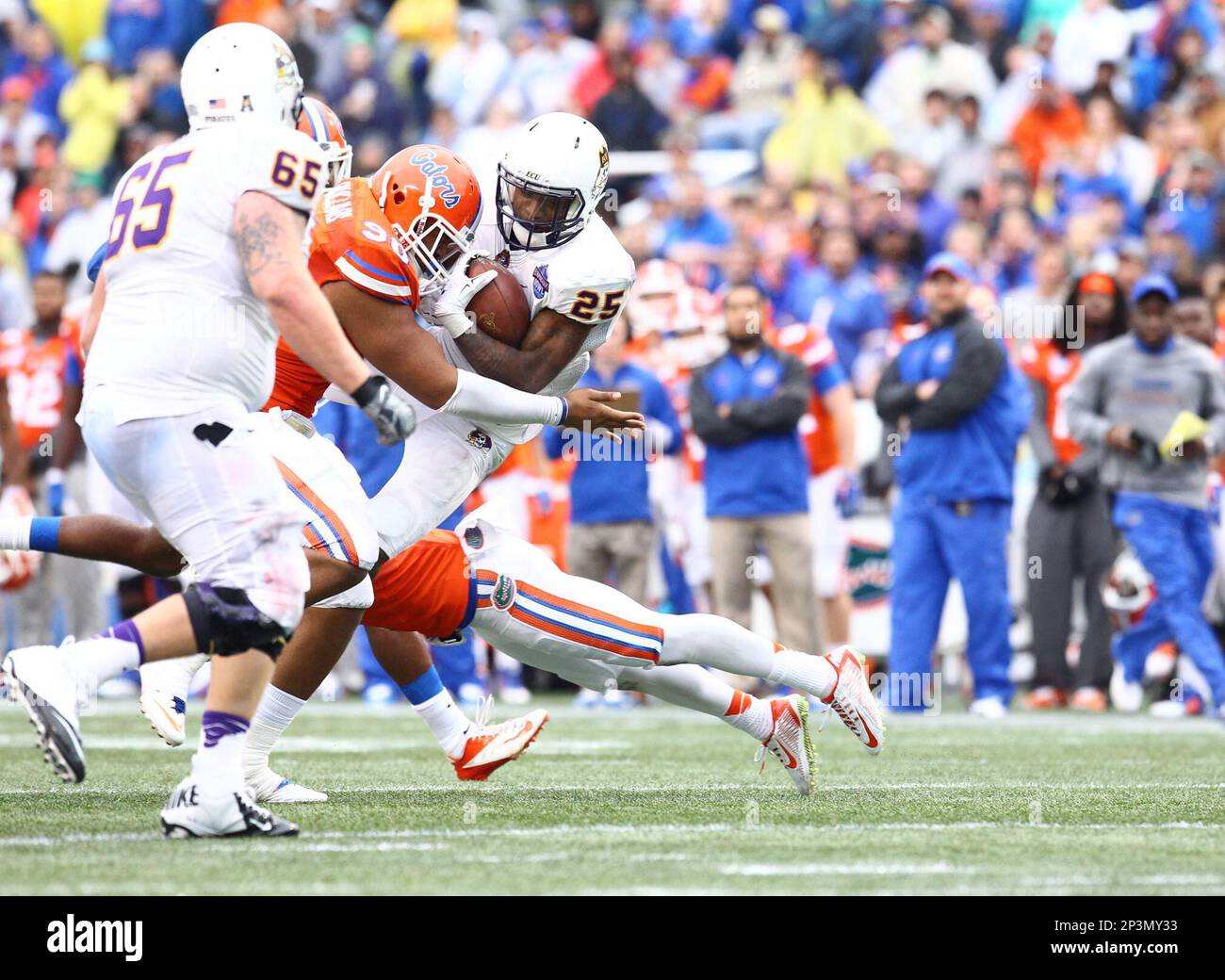 Jan. 3, 2015 East Carolina Pirates running back Breon Allen (25) runs ...