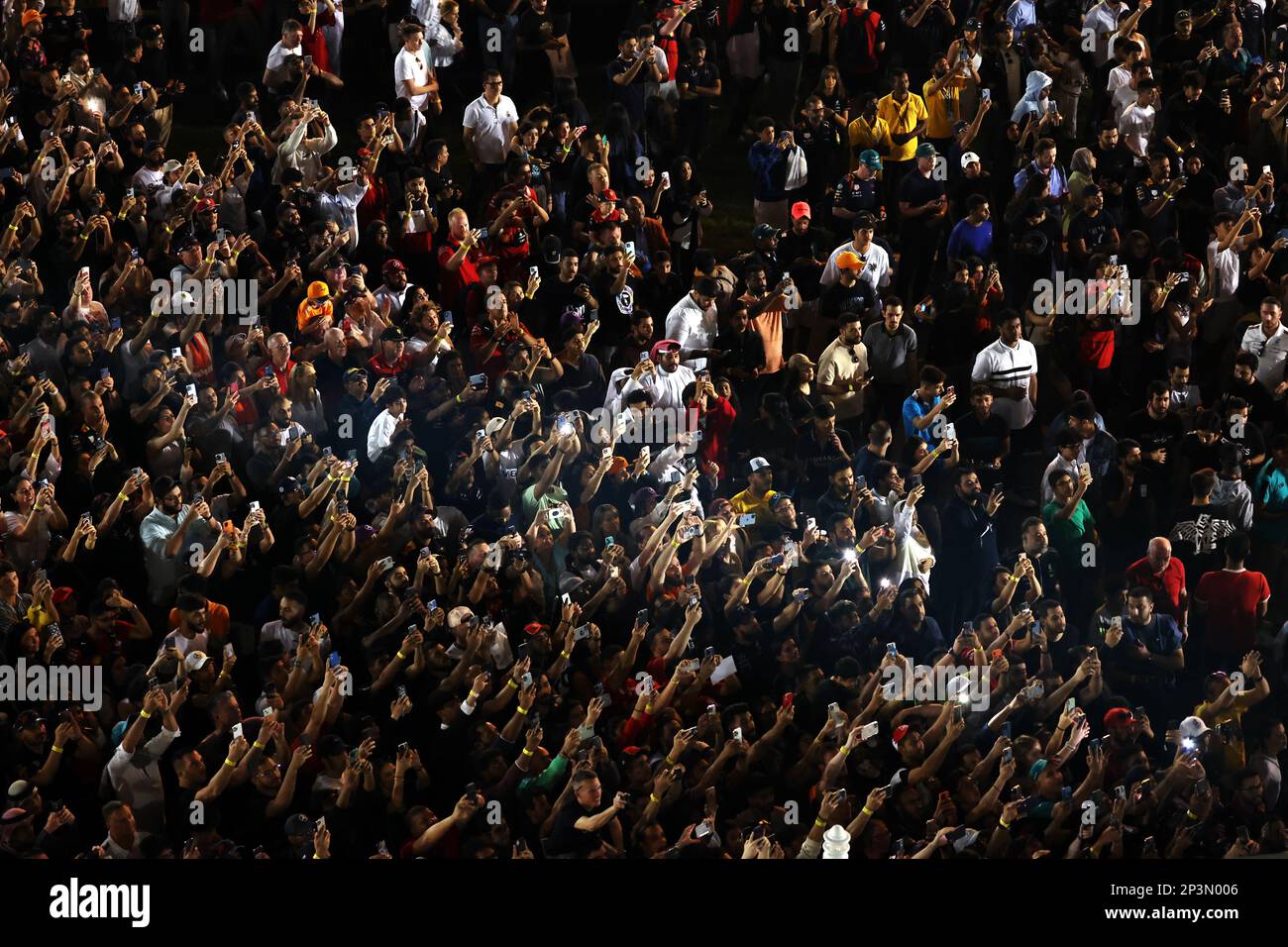 Bahrain international circuit audience hi-res stock photography and ...