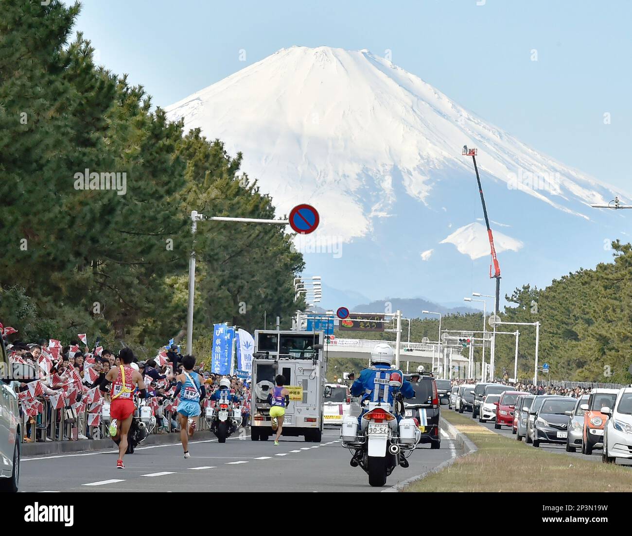The runners in the thrid stage of the Tokyo-Hakone Intercollegiate Ekiden head for Mt. Fuji in ...