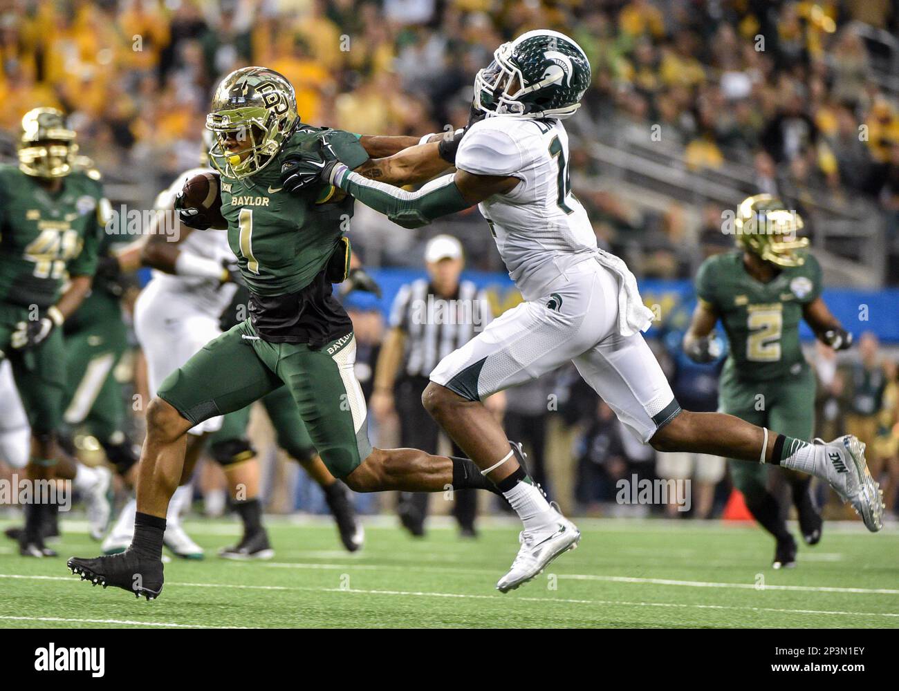 Baylor Bears running back Corey Coleman (1) catches a pass for a large ...