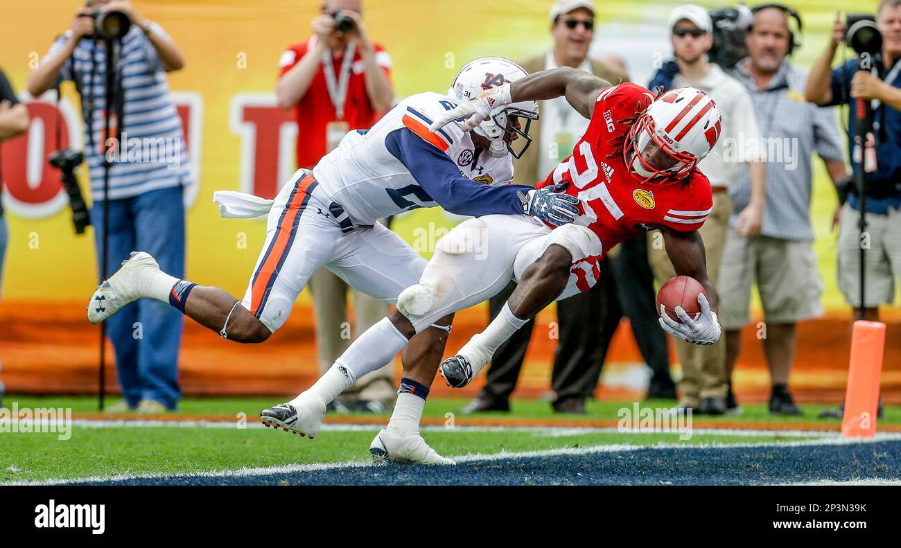 Wisconsin Badgers running back Melvin Gordon (25) scores a touchdown ...