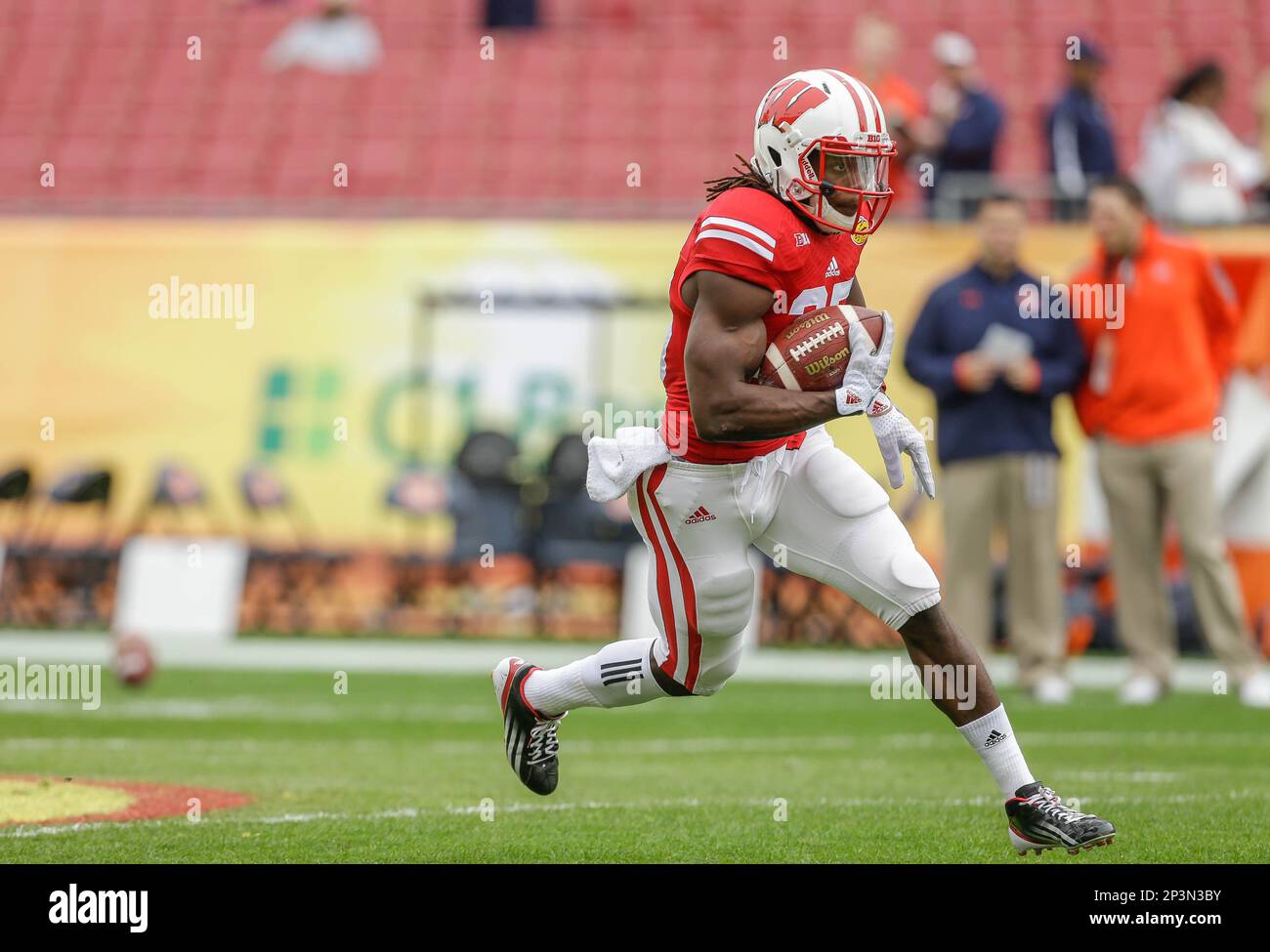 Wisconsin Badgers running back Melvin Gordon (25) warms up during the ...