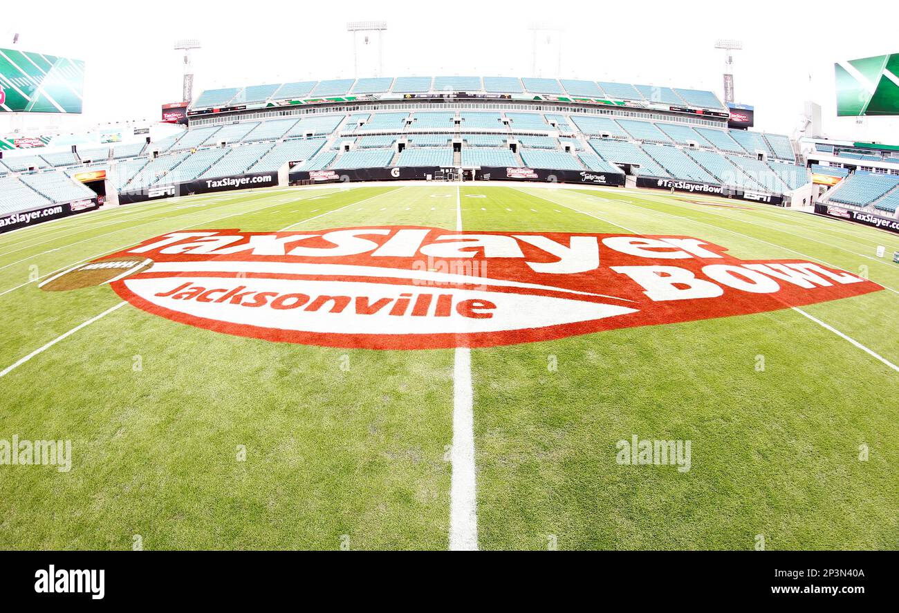 January 02 2015: The fifty yard line logo at Everbank Field in ...