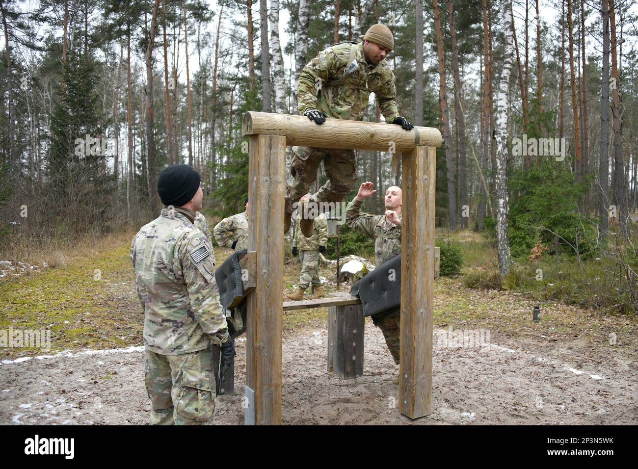 U.S. Soldiers with 207th Military Intelligence Brigade overcome the Low ...