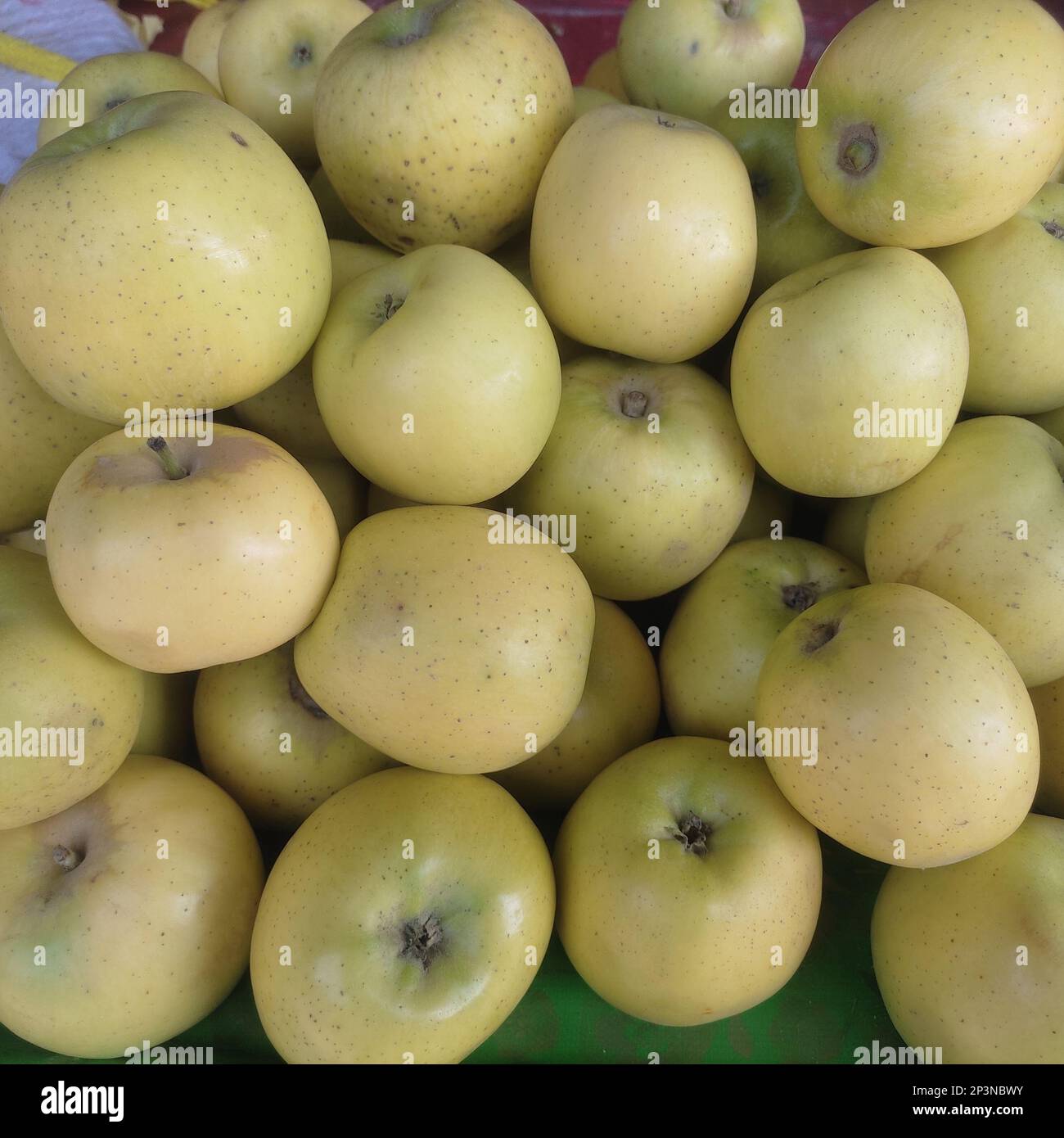 Green apple Raw fruit and vegetable backgrounds Stock Photo - Alamy