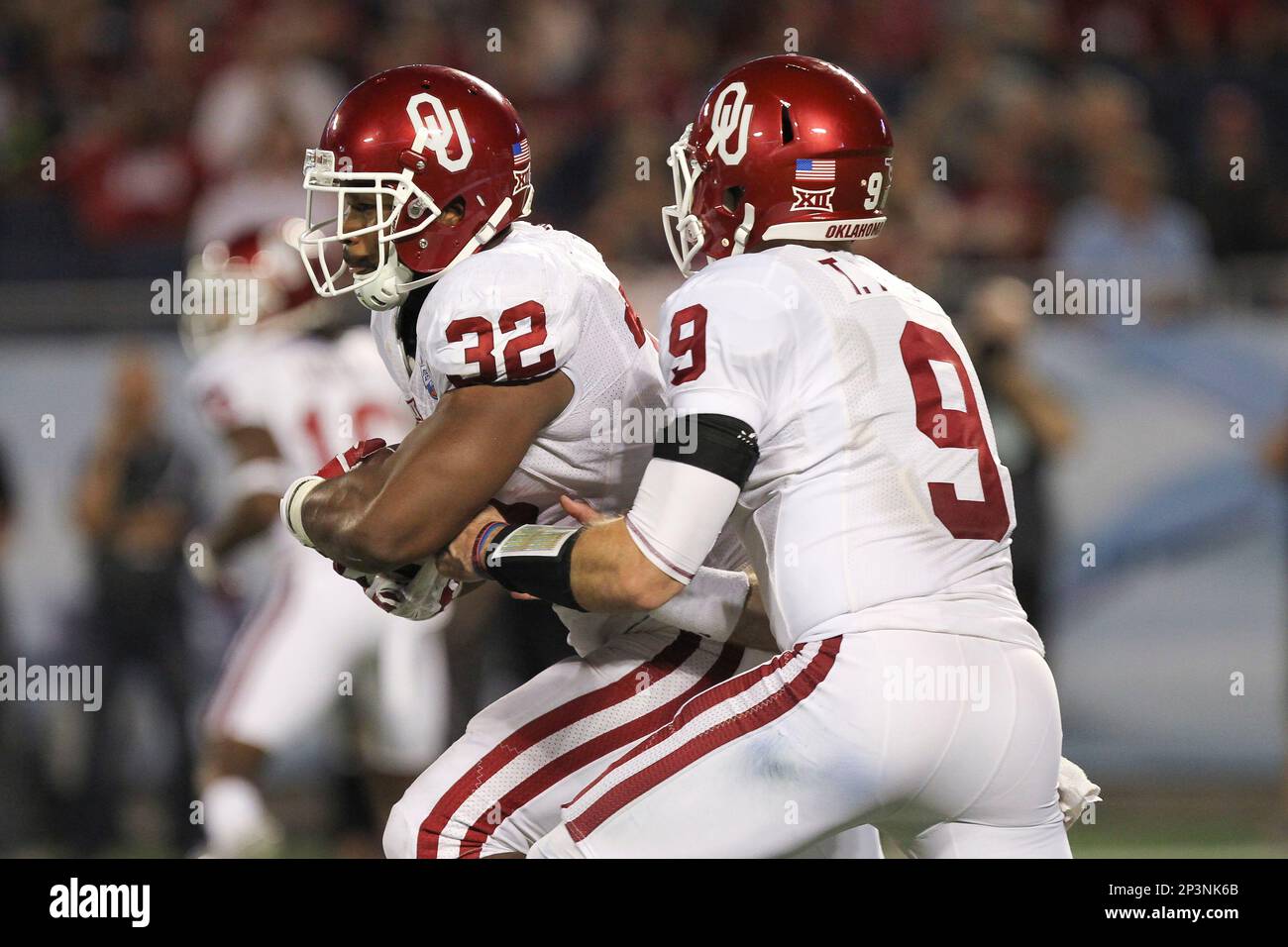 29 December 2014: Oklahoma Sooners running back Samaje Perine (32) takes a handoff from Oklahoma ...