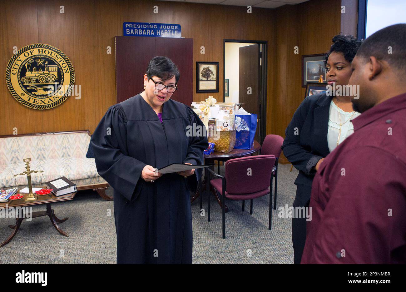 In this Friday, Dec. 19, 2014 photo, Nicole Sowell, center, and Eddie ...