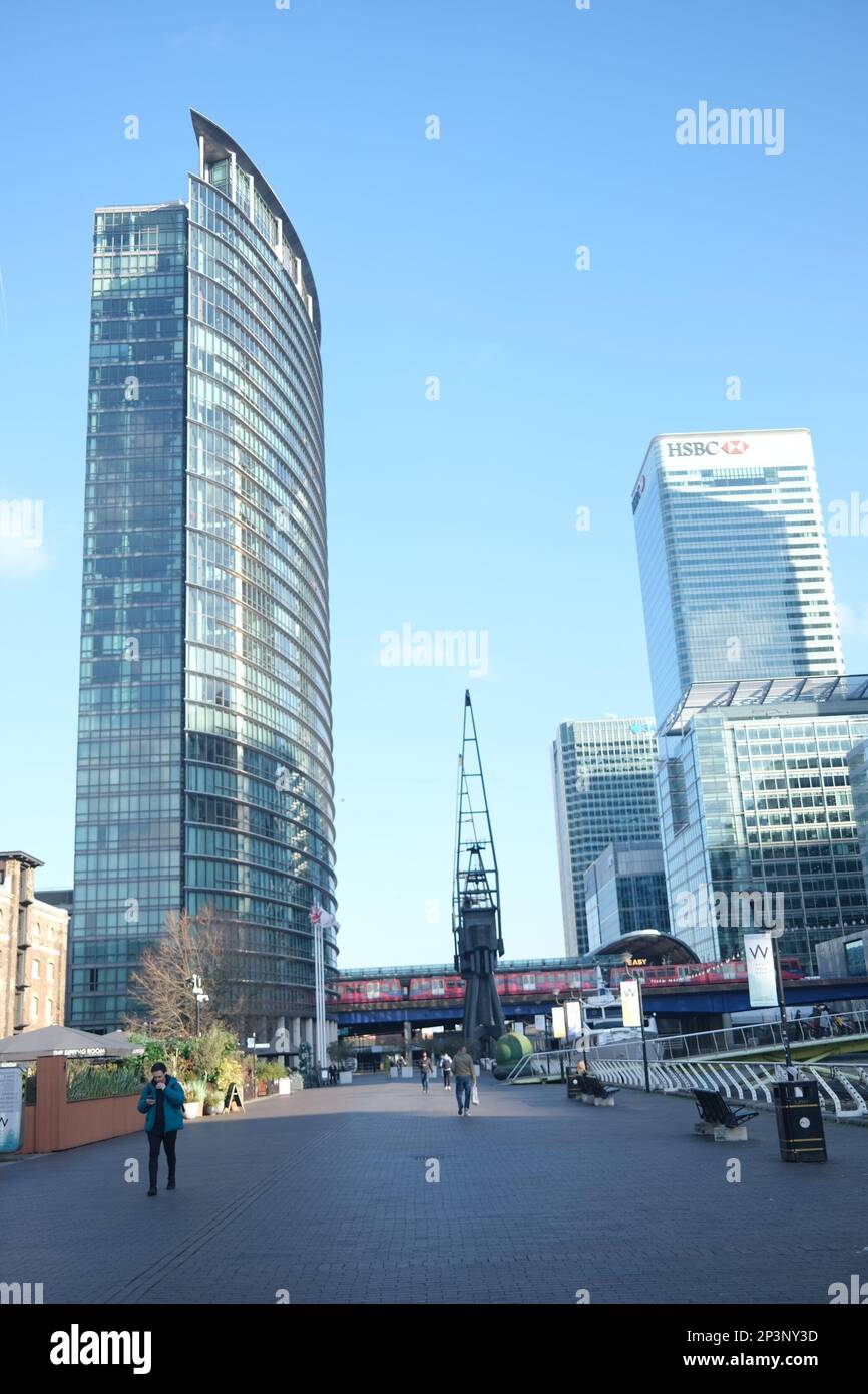 Sky view between buildings hi-res stock photography and images - Alamy
