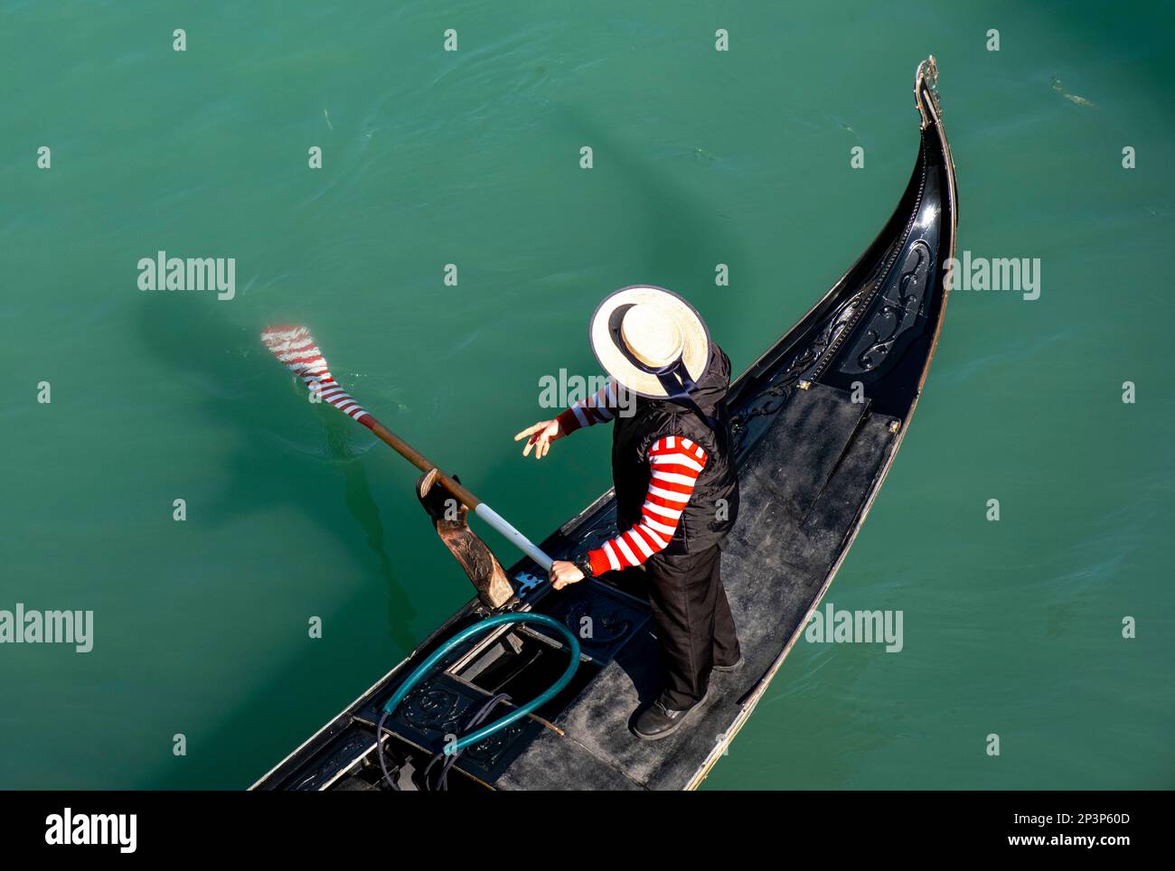 Gondolier plying his trade on the Grand Canal at Rialto Bridge, Venice ...